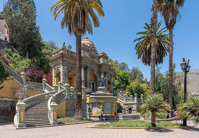 Lastarria Santiago: o que fazer e onde comer? - Passeios no Chile ...